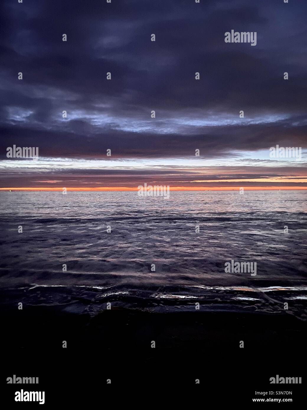 Darkness over water hi-res stock photography and images - Alamy