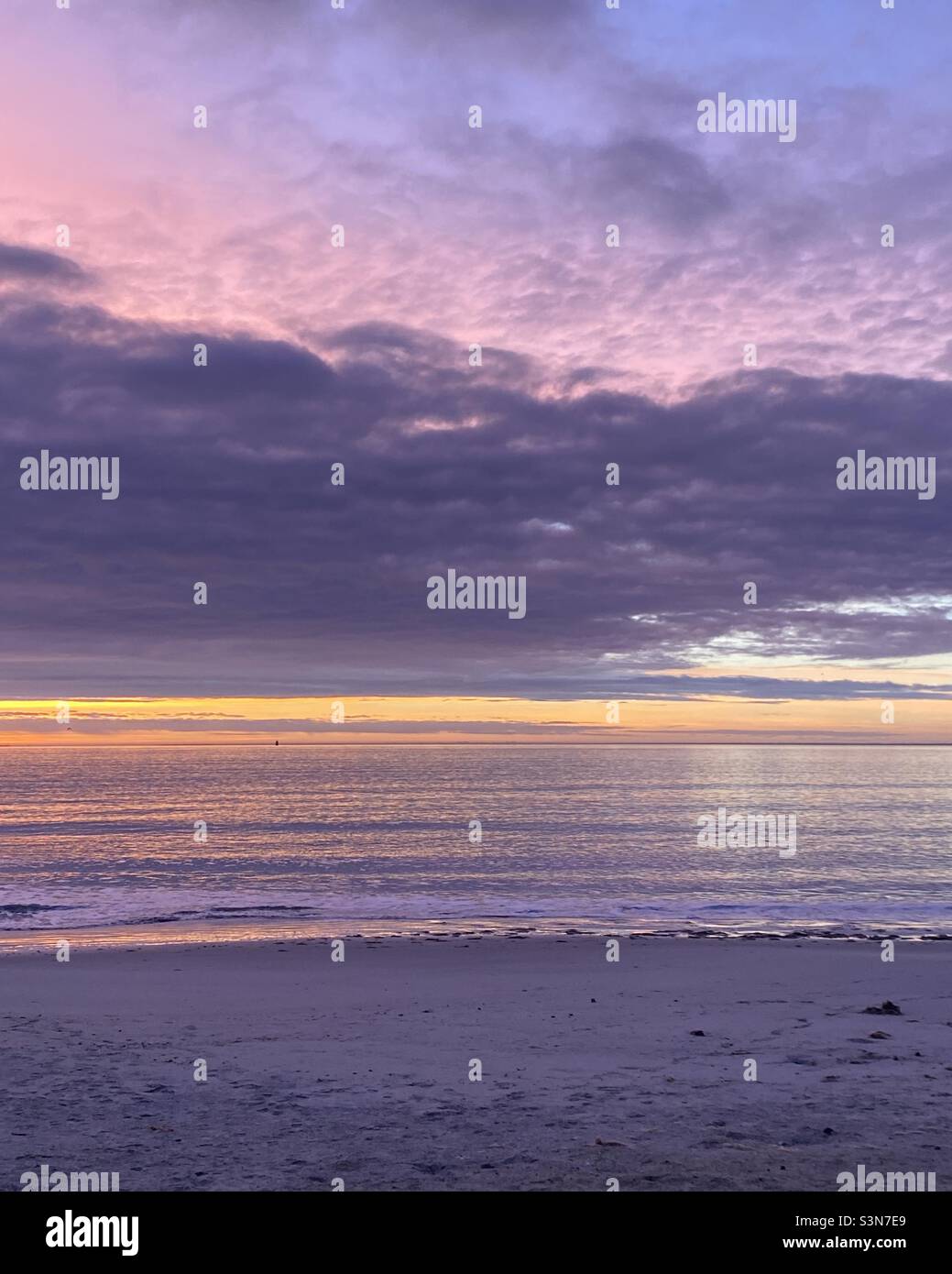 Purple sky hi-res stock photography and images - Alamy