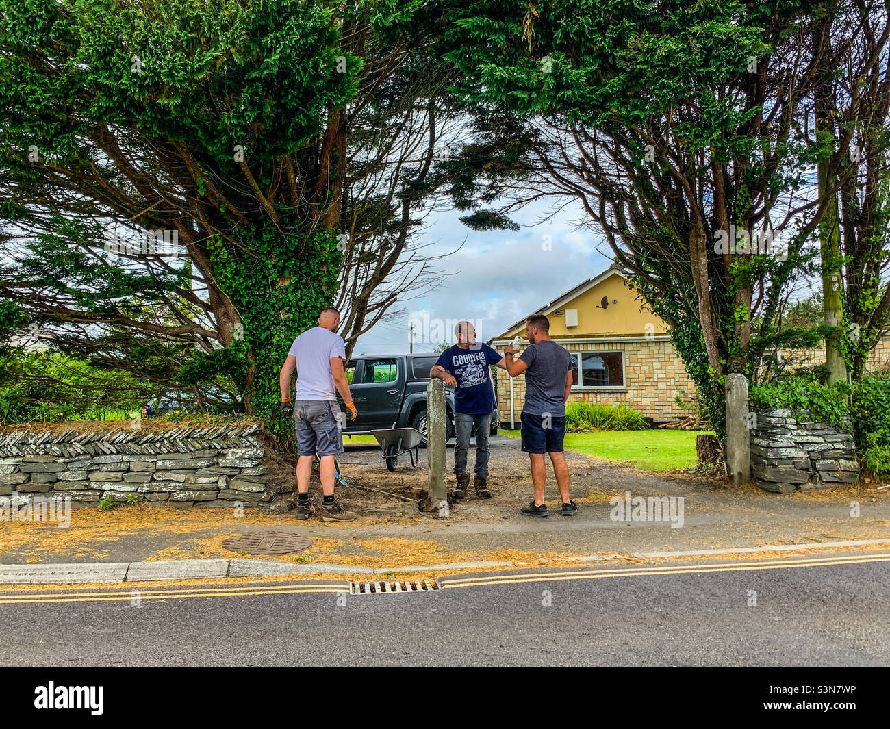 Three friends building a wall at home in Cornwall Stock Photo - Alamy
