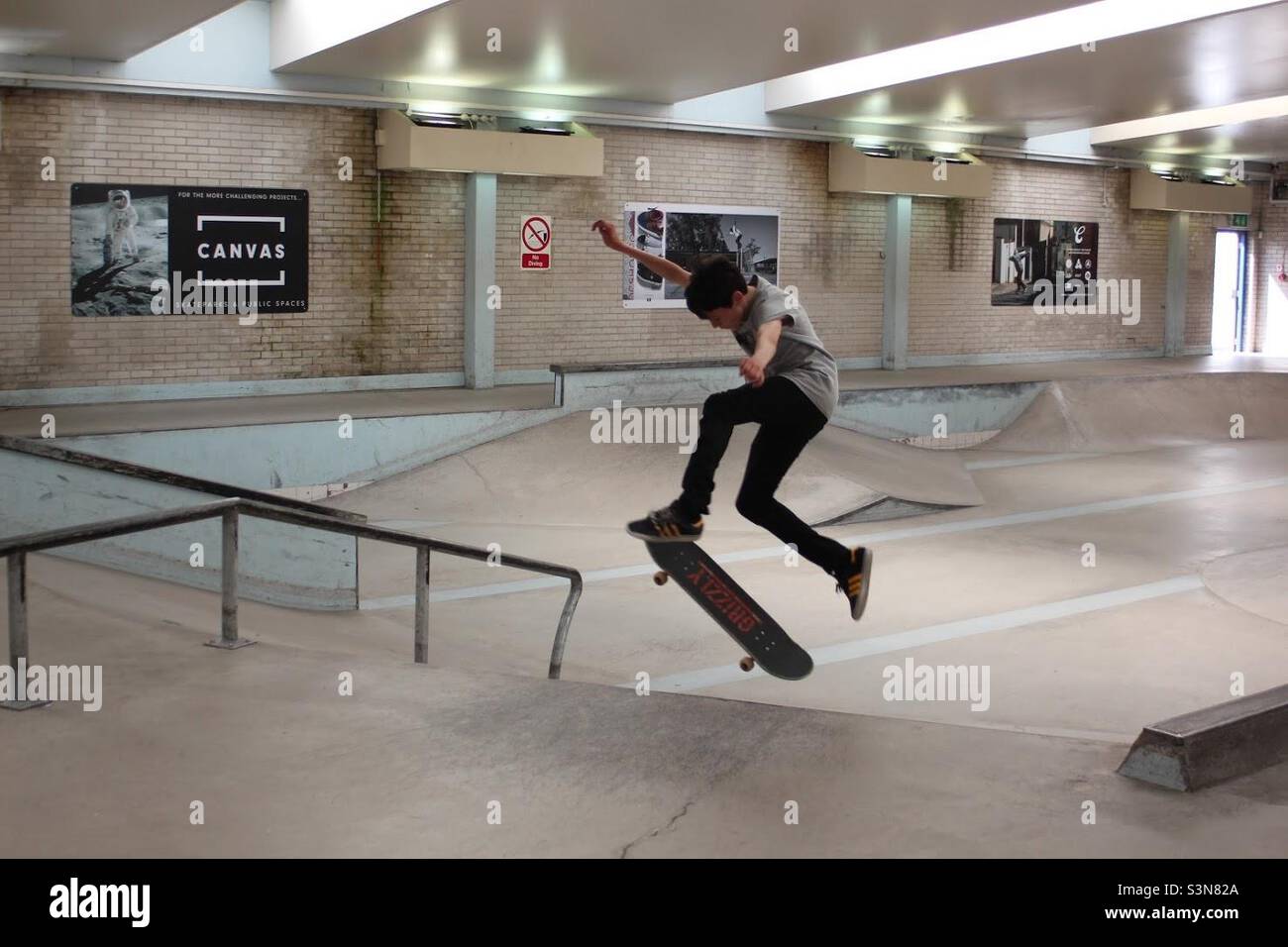Kick flip hi-res stock photography and images - Alamy