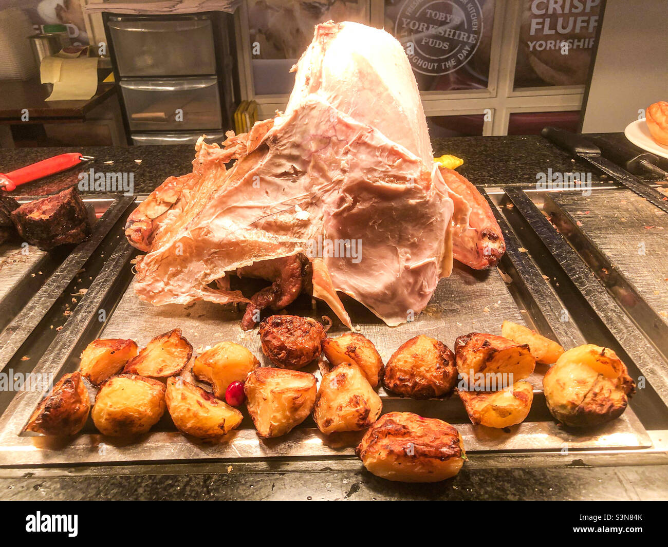 A roast turkey displayed with roast potatoes at a carvery Stock Photo ...