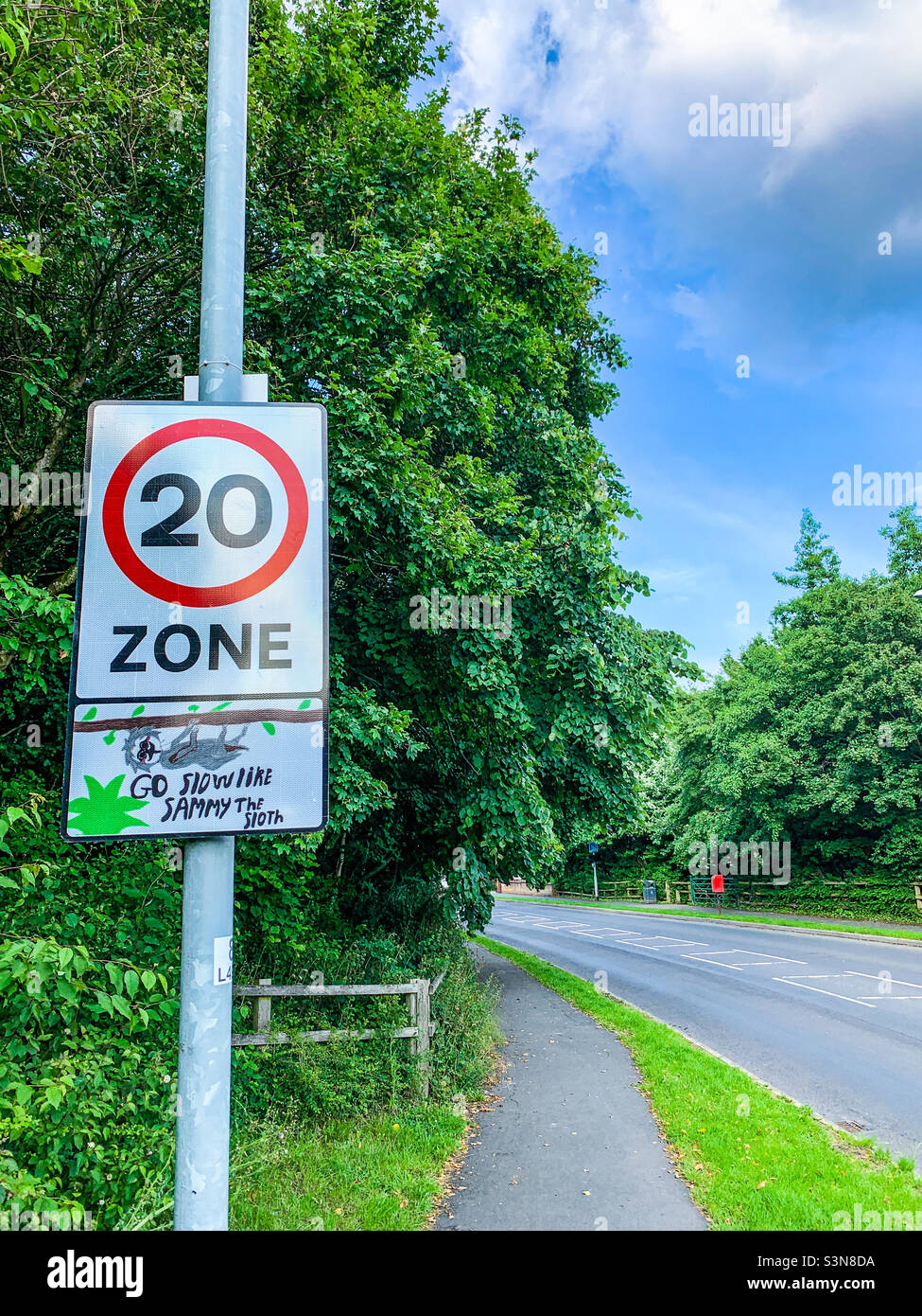 20 mph zone road sign in urban street uk Stock Photo - Alamy