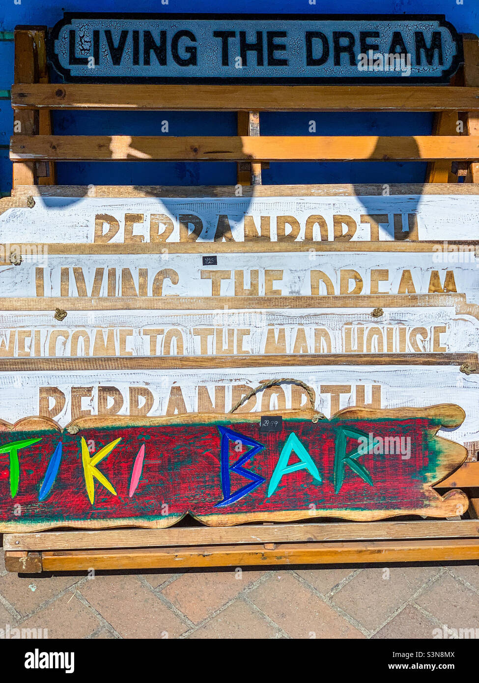 Motivational signs in shop front Stock Photo - Alamy