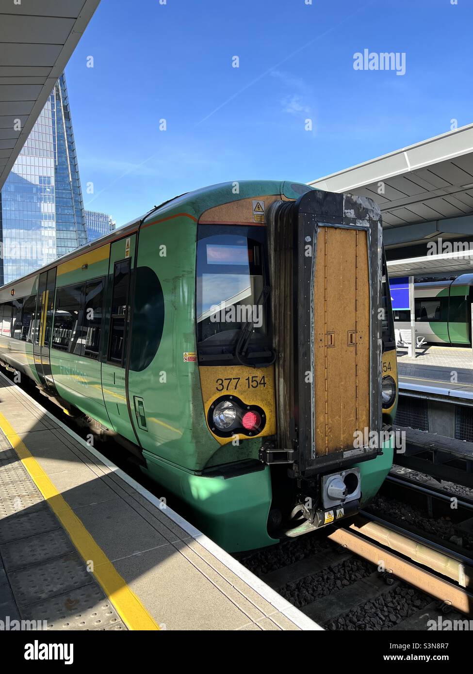 Train london bridge station hi-res stock photography and images - Alamy