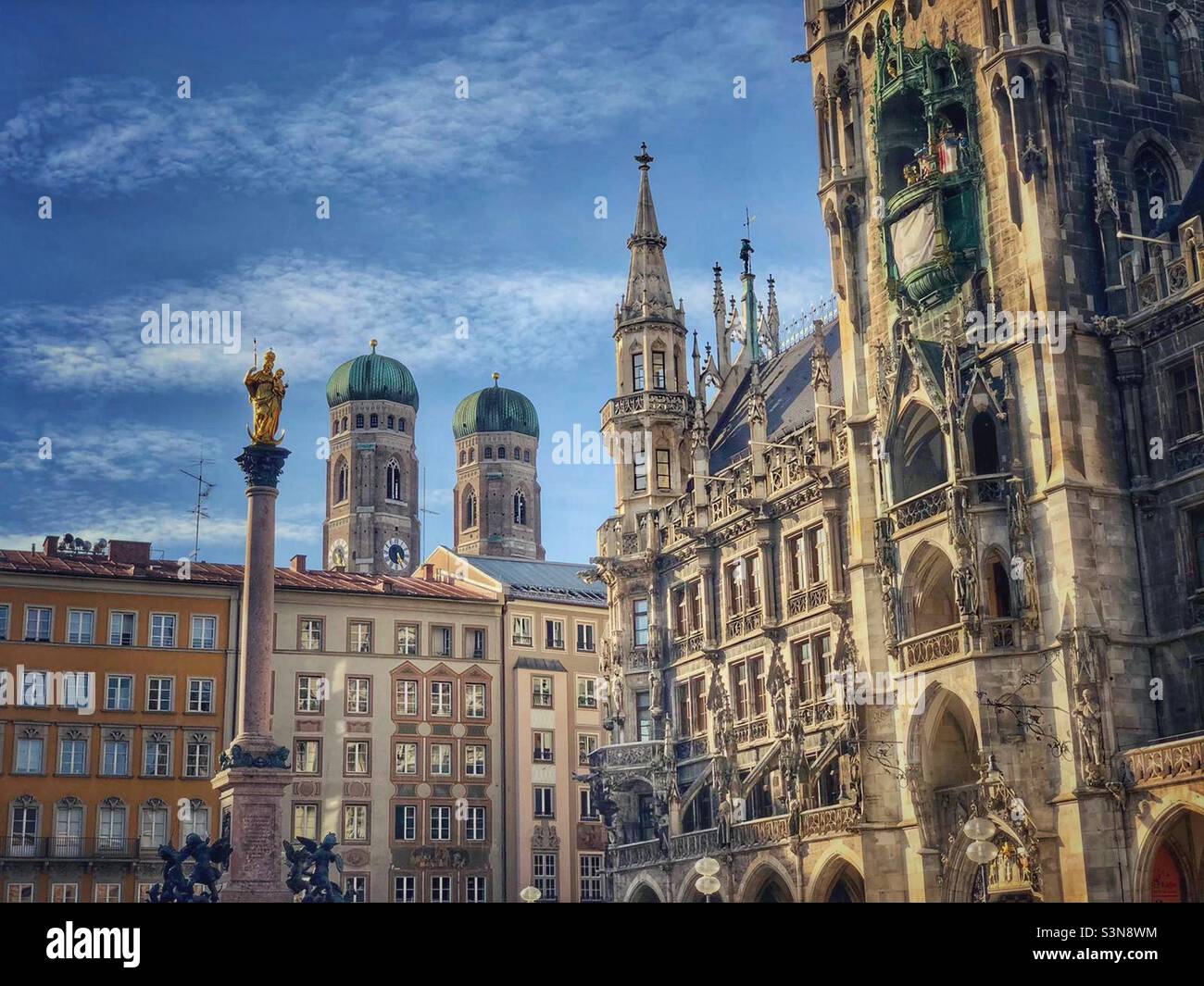 Town Hall and the towers of Frauenkirche Church at Marienplatz square ...