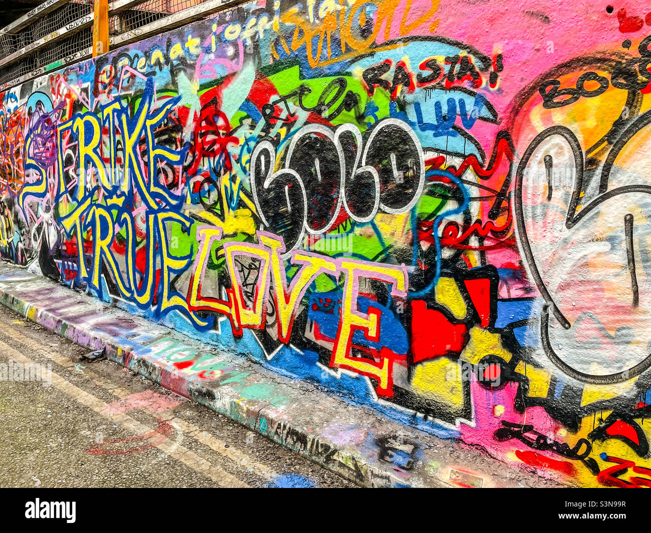 London graffiti street art hi-res stock photography and images - Alamy