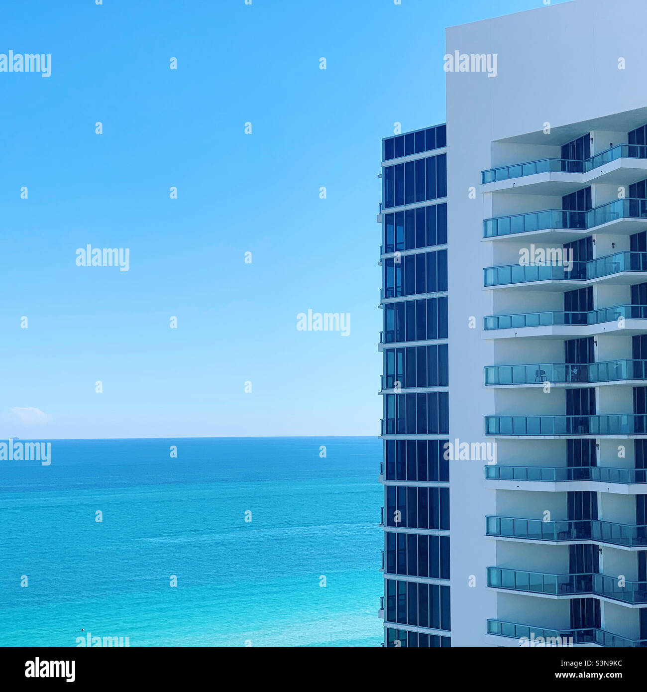 December 2021 skyscraper ocean hi-res stock photography and images - Alamy