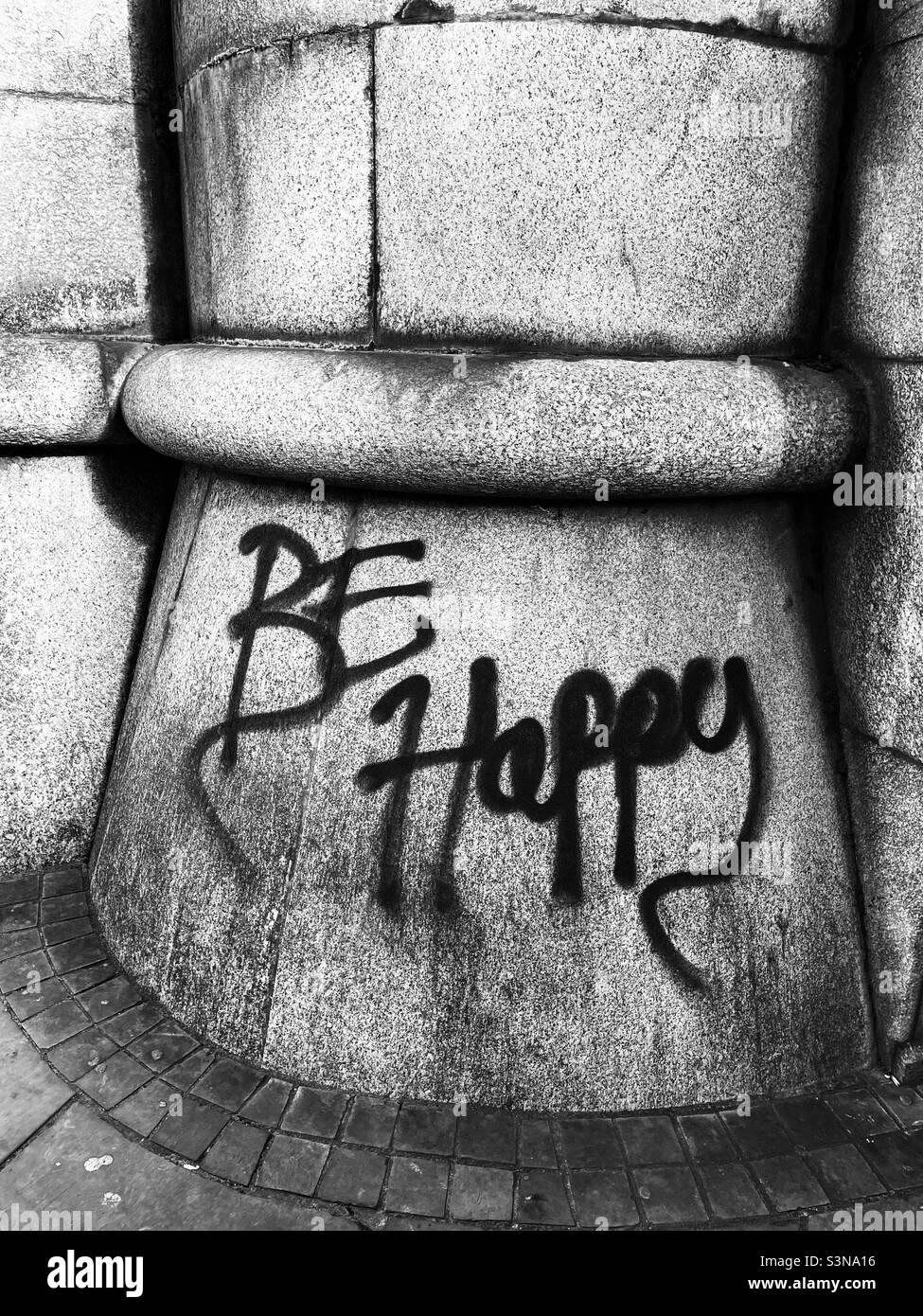 Be happy graffiti, London Stock Photo - Alamy