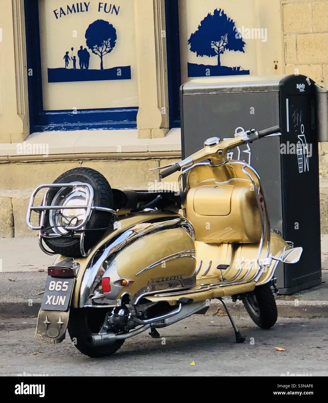 Lambretta 1950s hi-res stock photography and images - Alamy