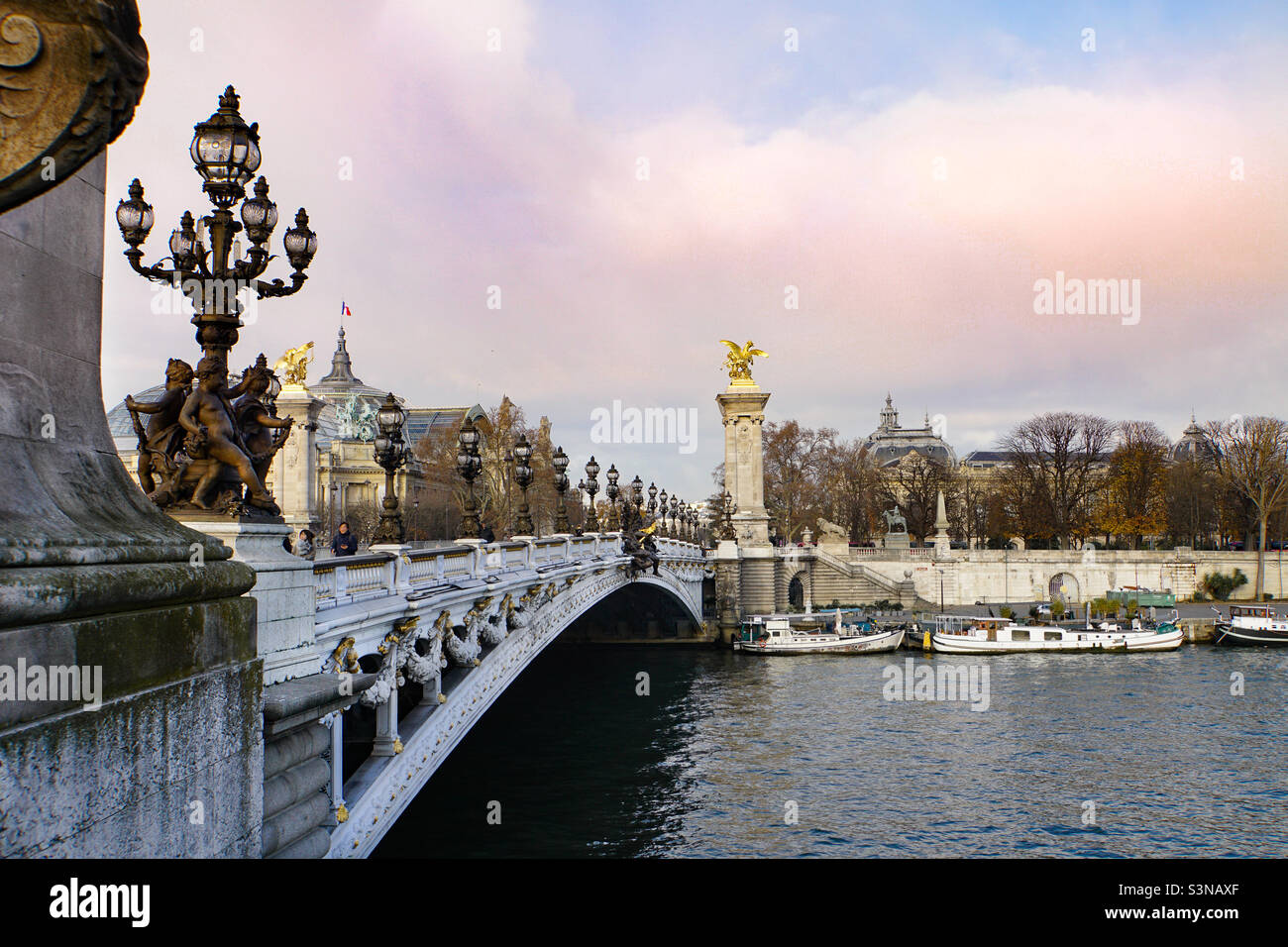 Gold statues paris hi-res stock photography and images - Alamy