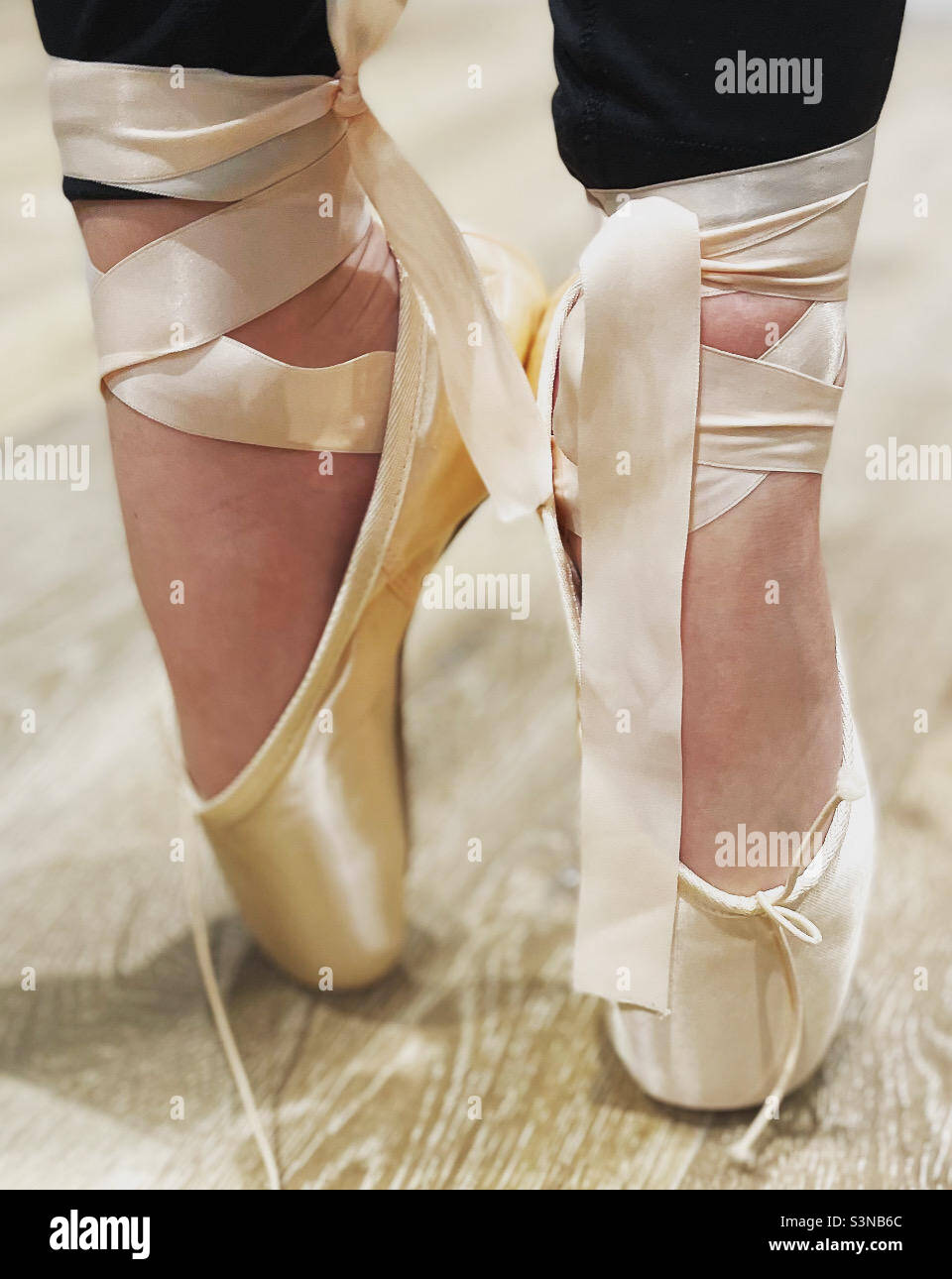 Point ballet feet hi-res stock photography and images - Alamy