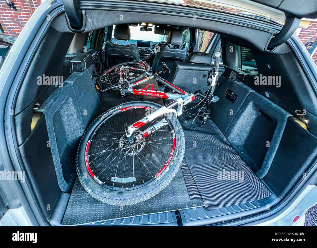 Mountain bike in back of vehicle Stock Photo - Alamy