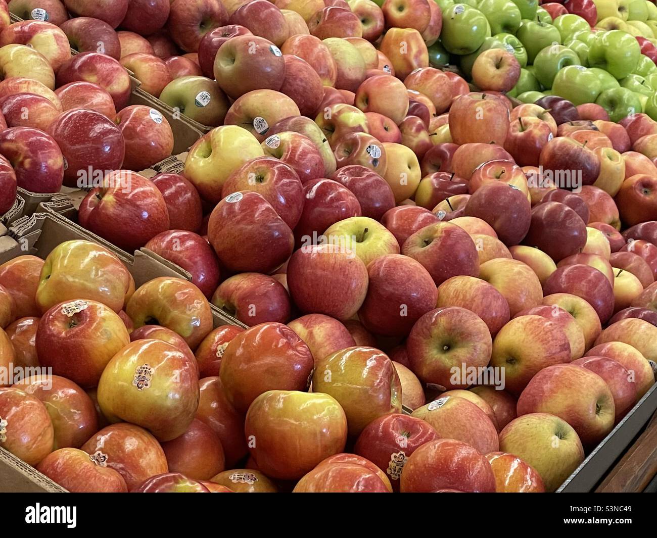 Side view display of apples Stock Photo - Alamy