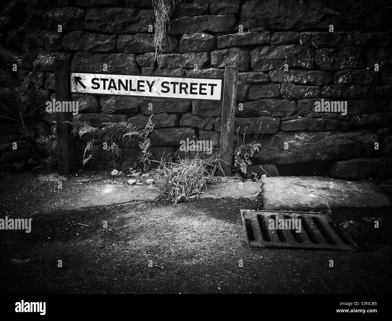 Black grate hi-res stock photography and images - Alamy