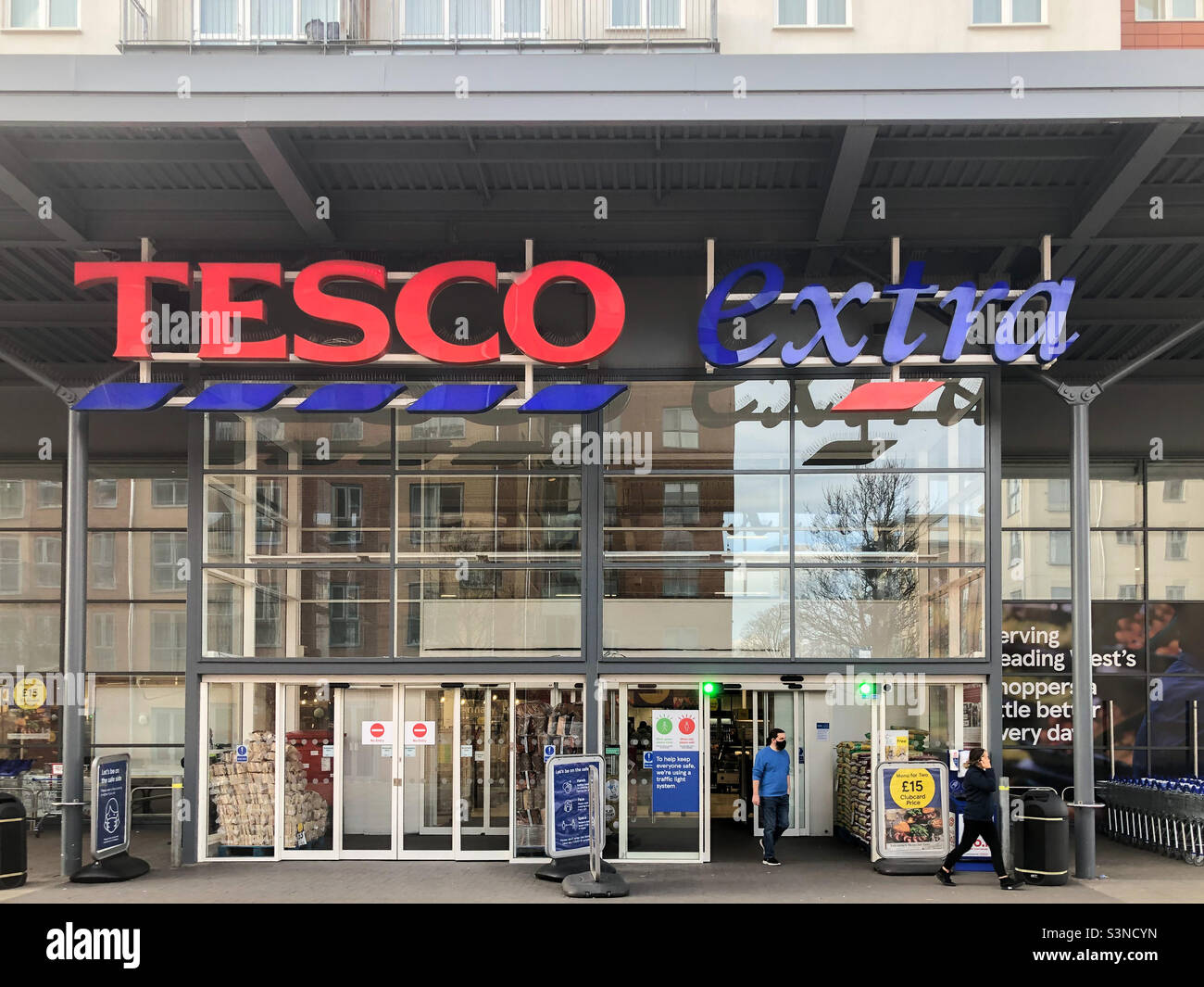 Front entrance of the Tesco Extra supermarket on Portman Road, Reading ...
