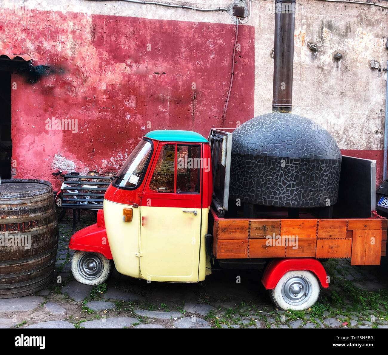 Portable pizza oven in Italy Stock Photo - Alamy
