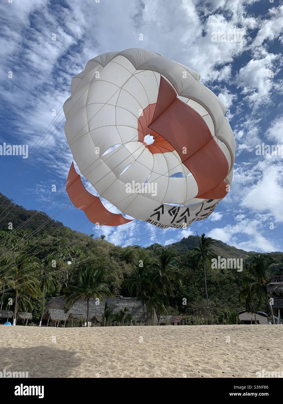 Parasailing balloon in yelapa Mexico Stock Photo - Alamy