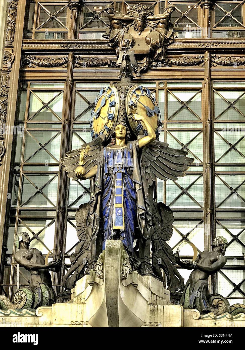 The queen of time sculpture clock hi-res stock photography and images ...
