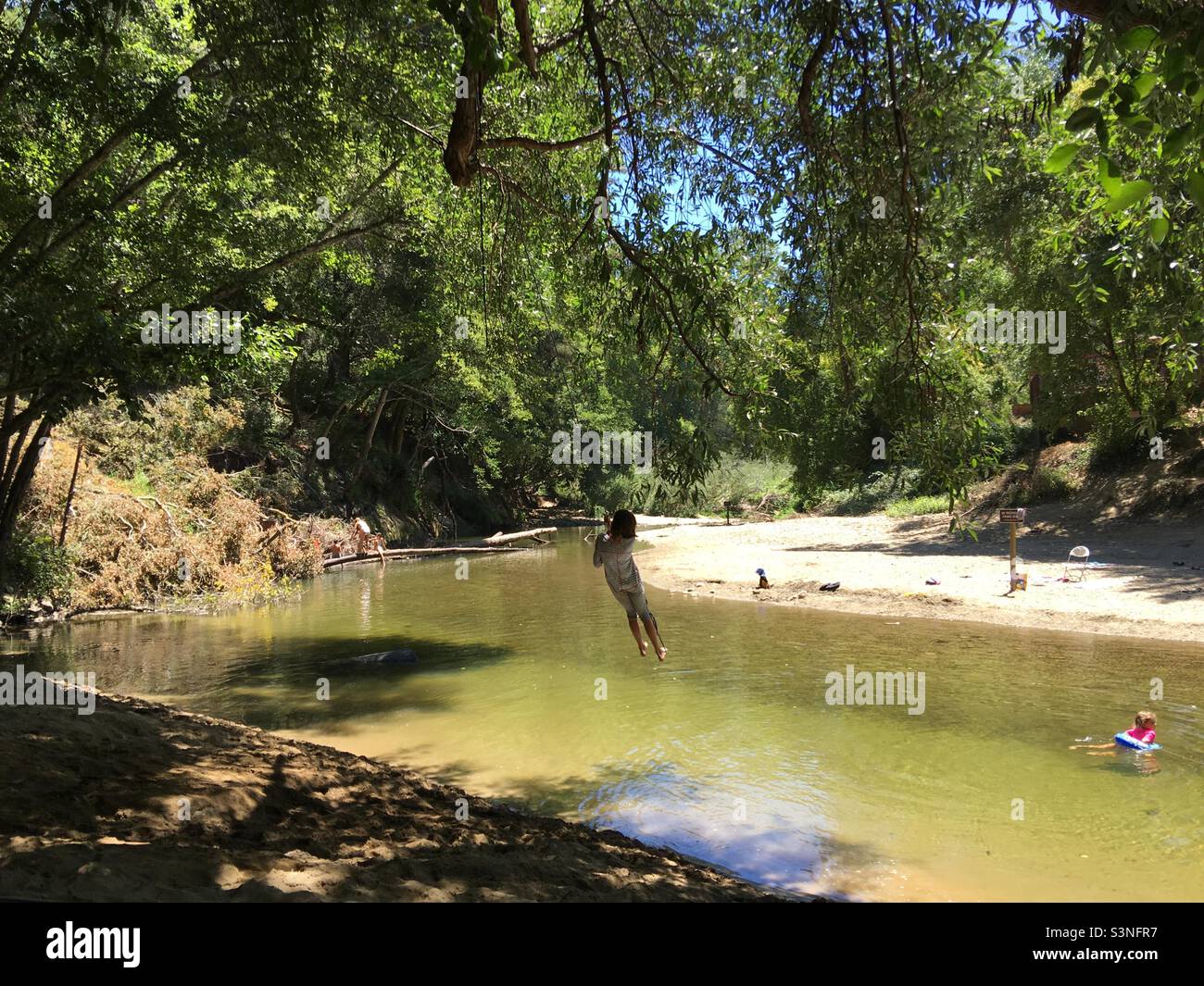 Children playing on a rope swing hi-res stock photography and images ...