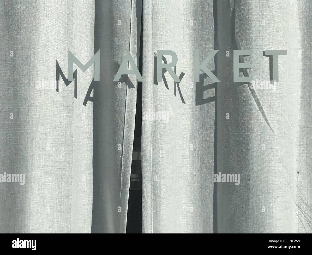 Market storefront hi-res stock photography and images - Alamy