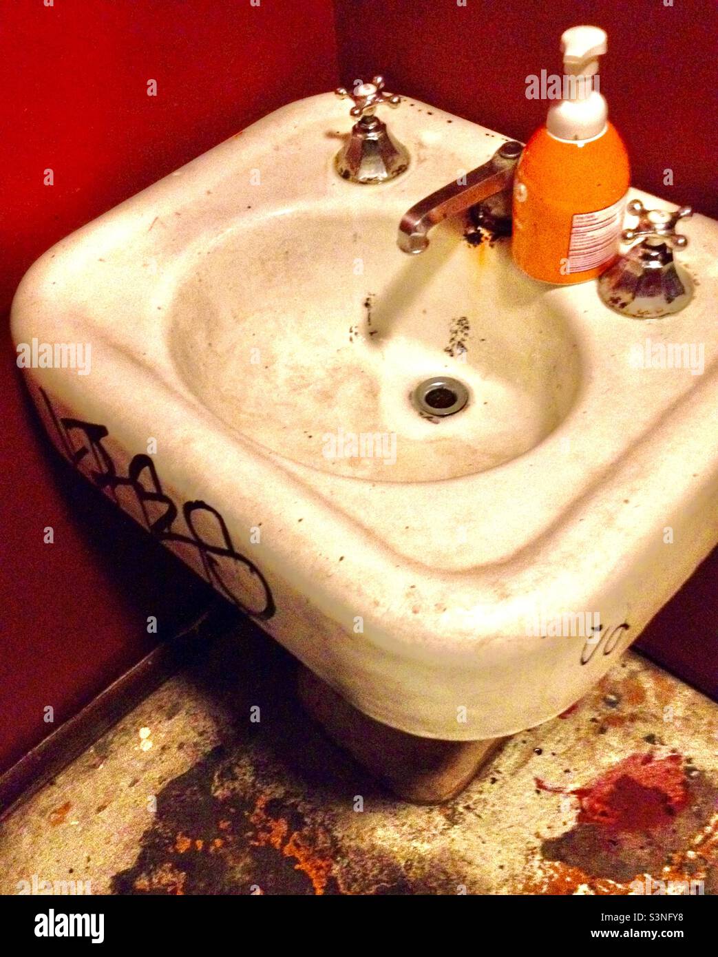 Old decrepit sink at a bar in New Orleans Stock Photo - Alamy