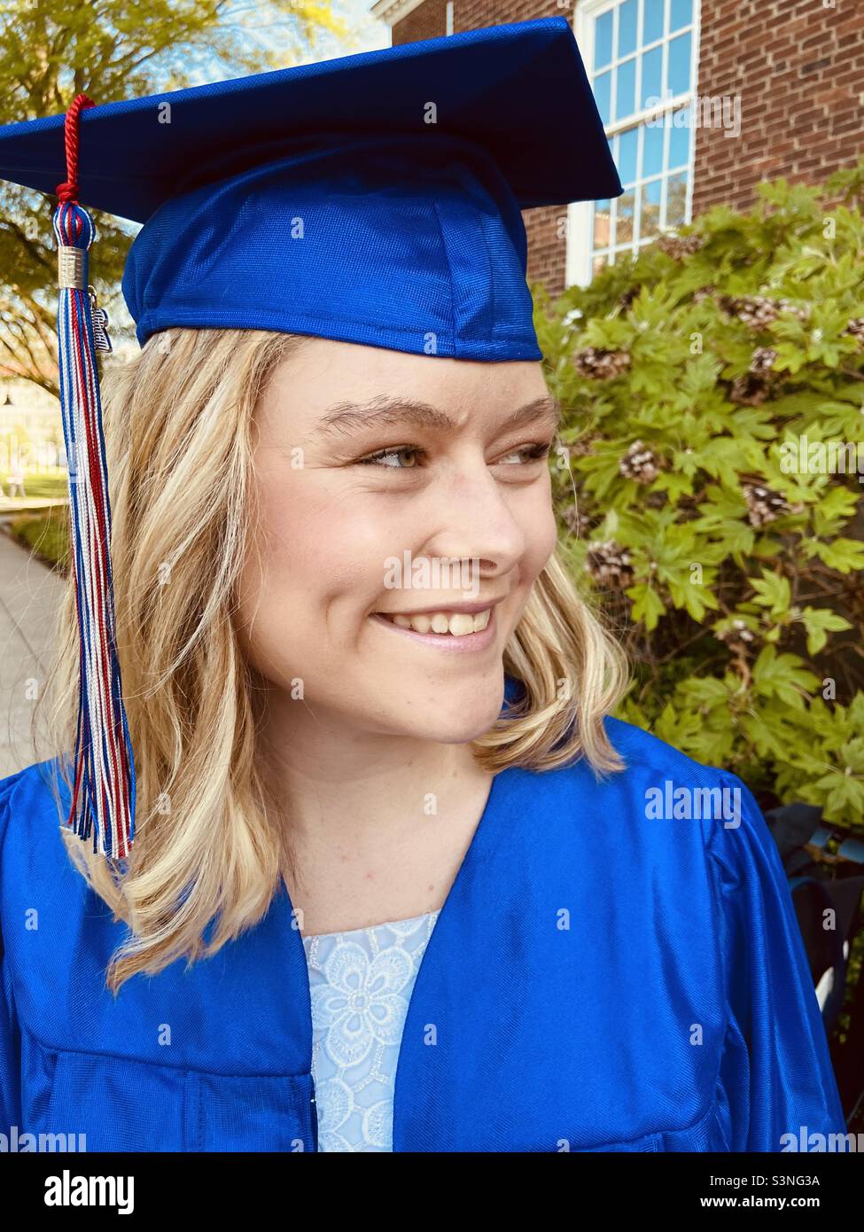 Smile girl graduate hi-res stock photography and images - Alamy