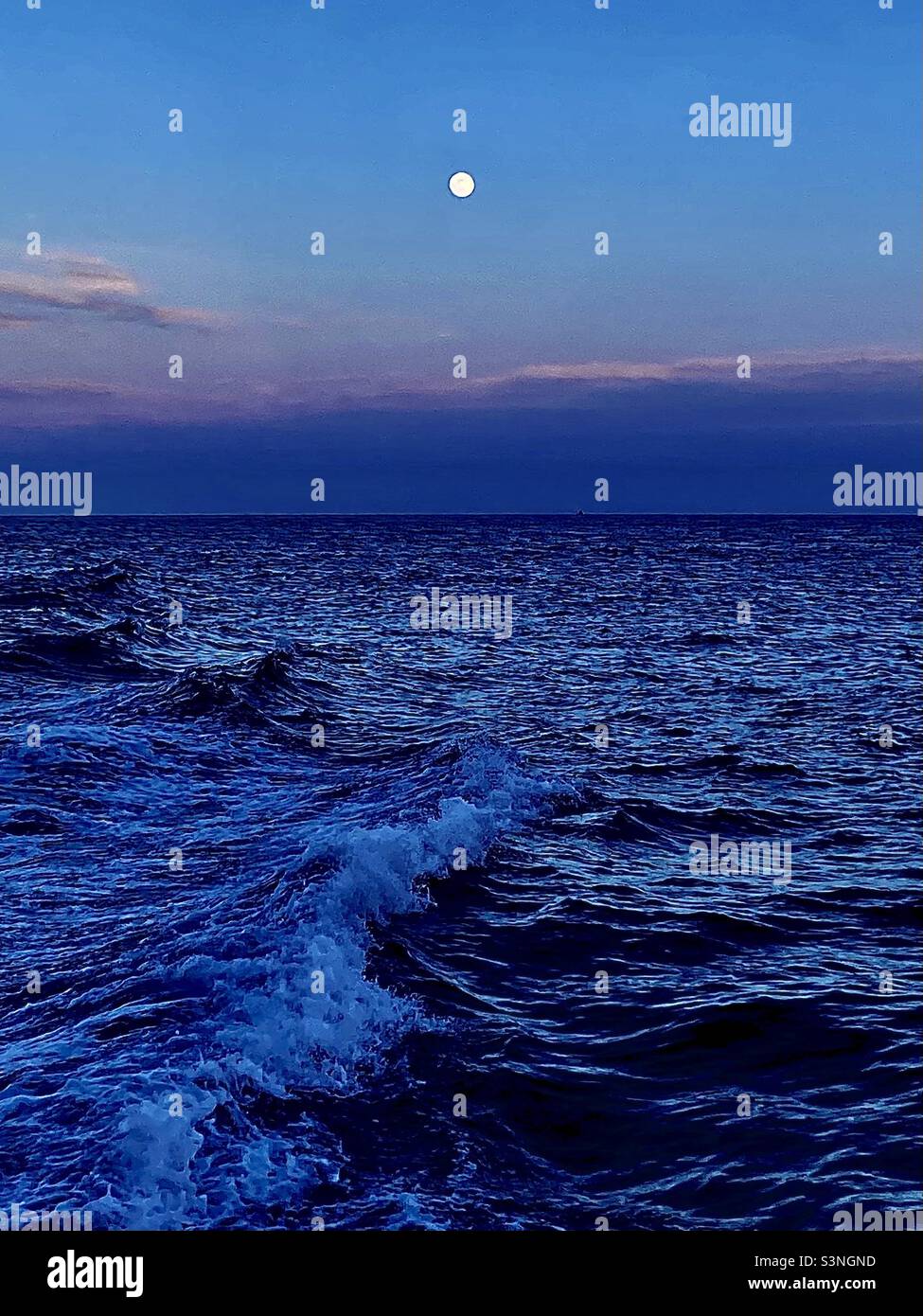 Night over ocean hi-res stock photography and images - Alamy