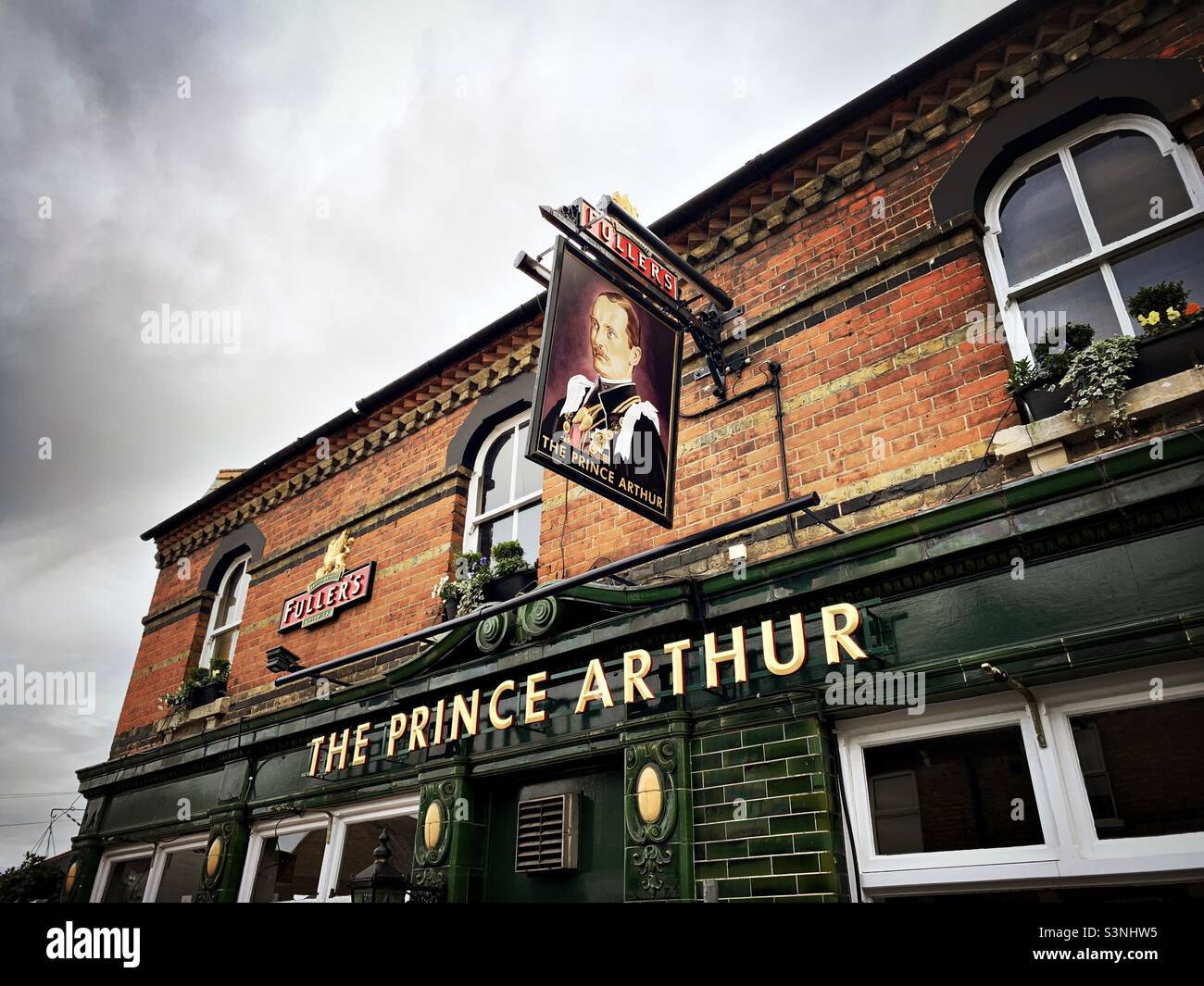Traditional pub sign hi-res stock photography and images - Alamy