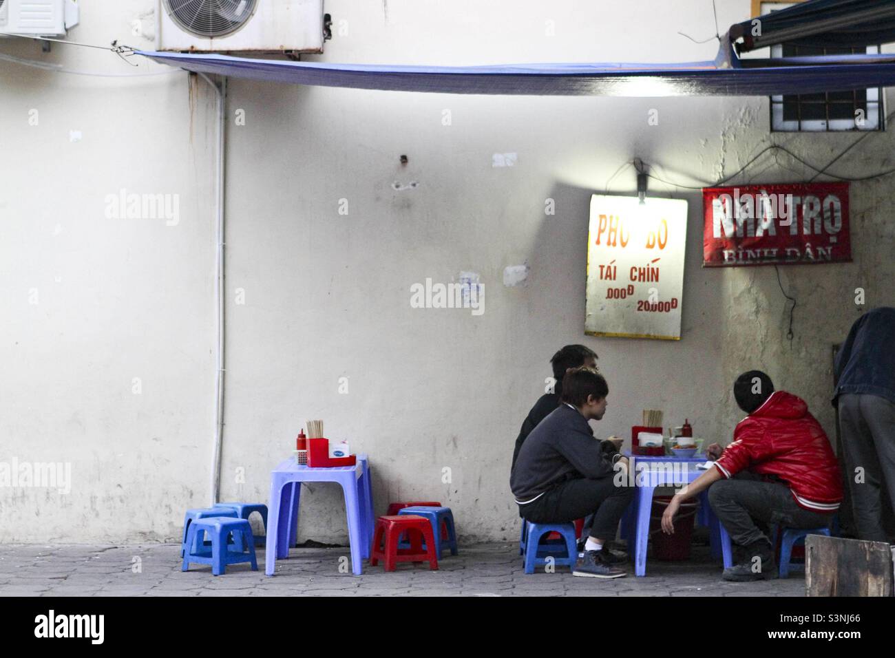 Street food in hanoi hi-res stock photography and images - Alamy