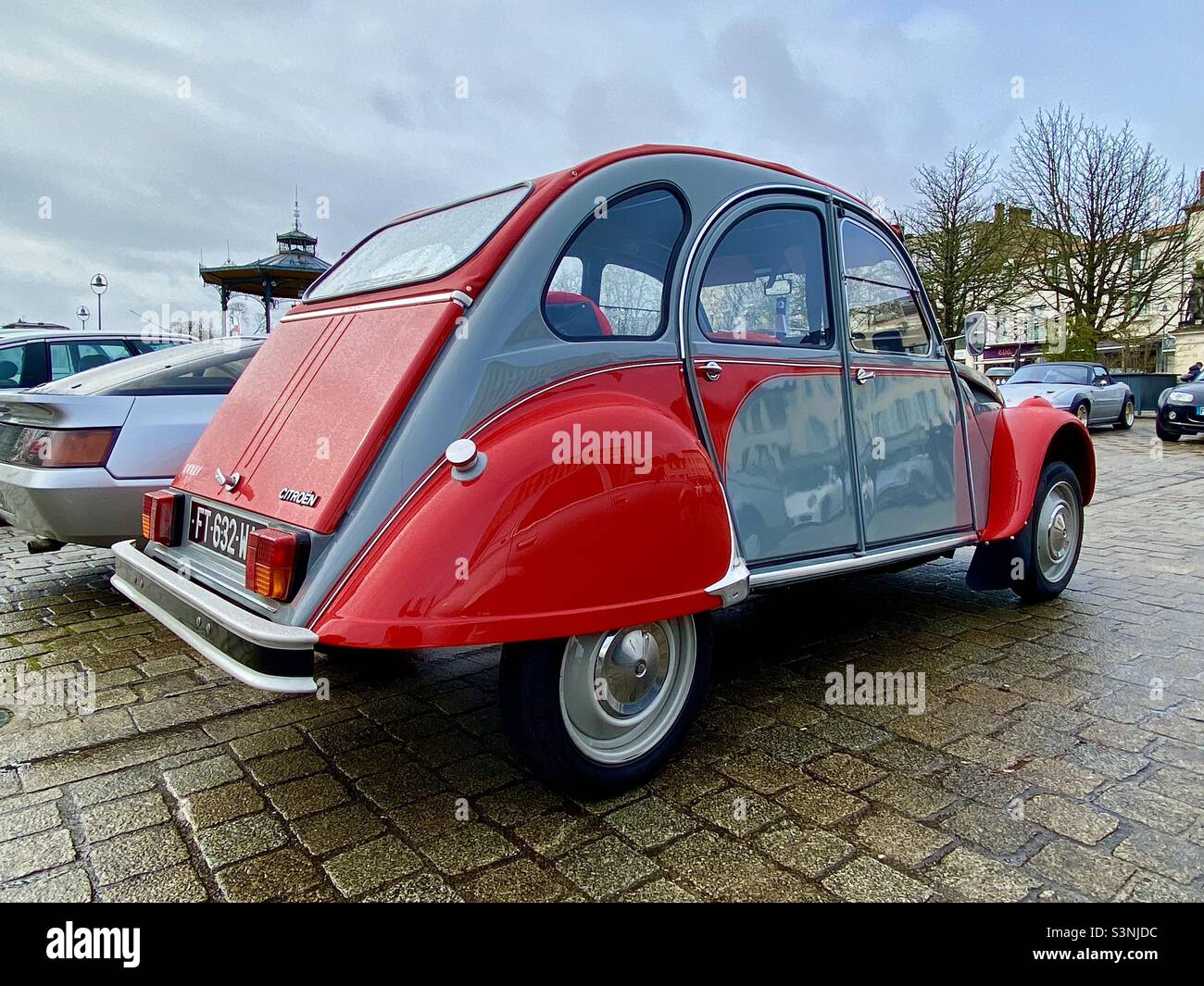 Citroen 2cv saloon hi-res stock photography and images - Alamy