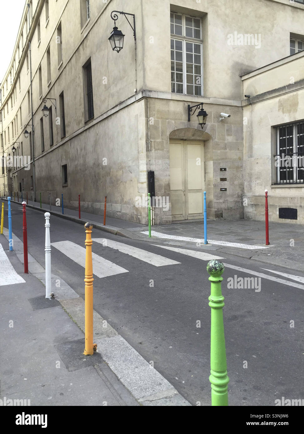 Street scene in Paris France alleyway Stock Photo - Alamy