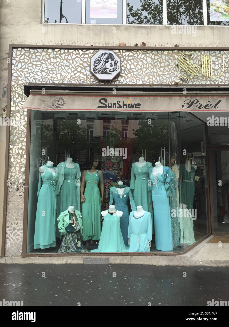 Dresses in window hi-res stock photography and images - Alamy