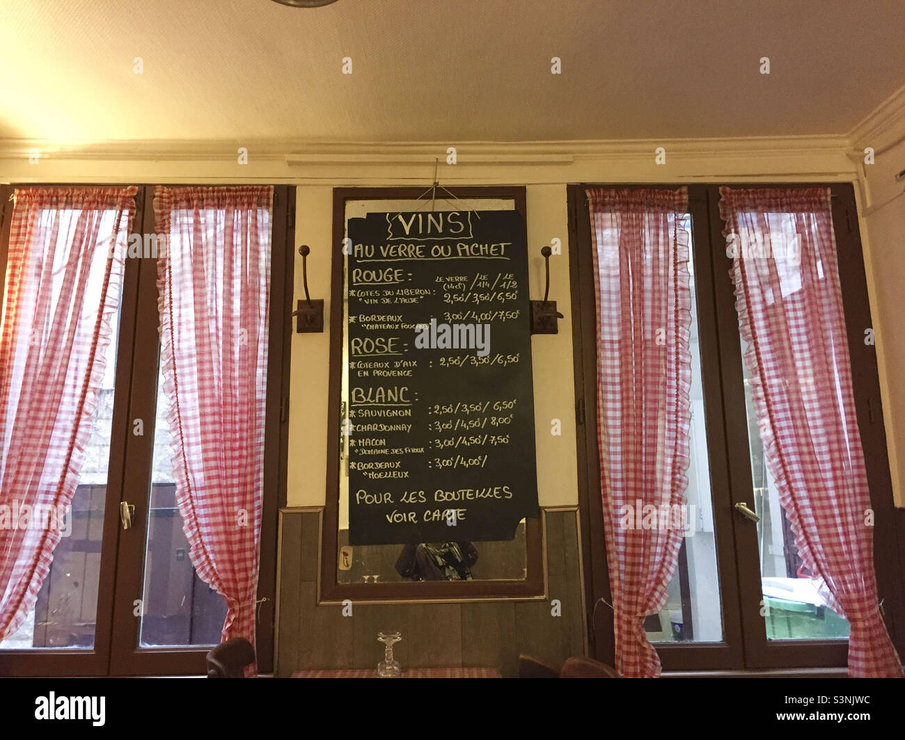 Inside cafe in Paris France with menu Stock Photo - Alamy