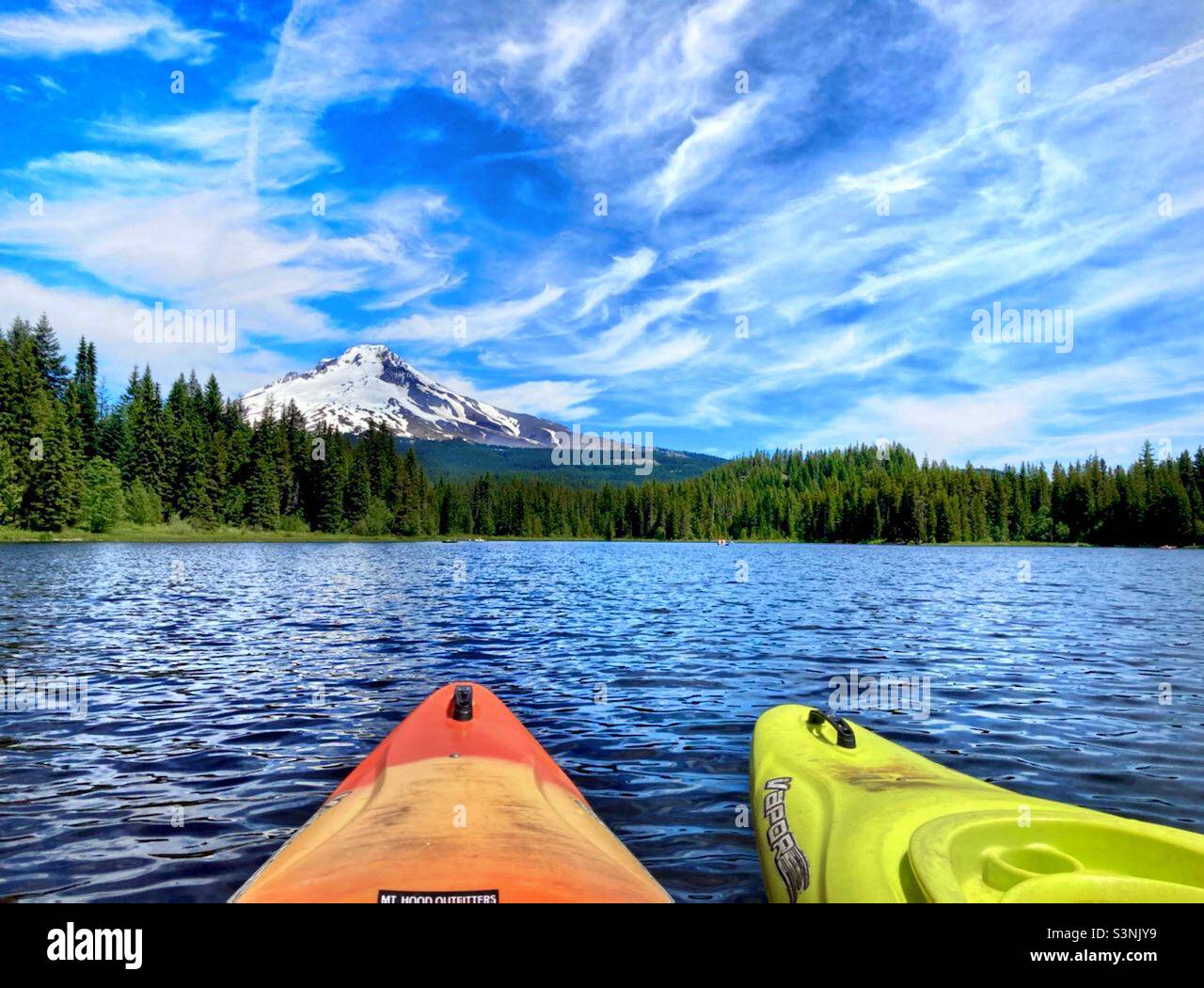 Kayaks on Trillium Lake looking towards Mount Hood Stock Photo - Alamy