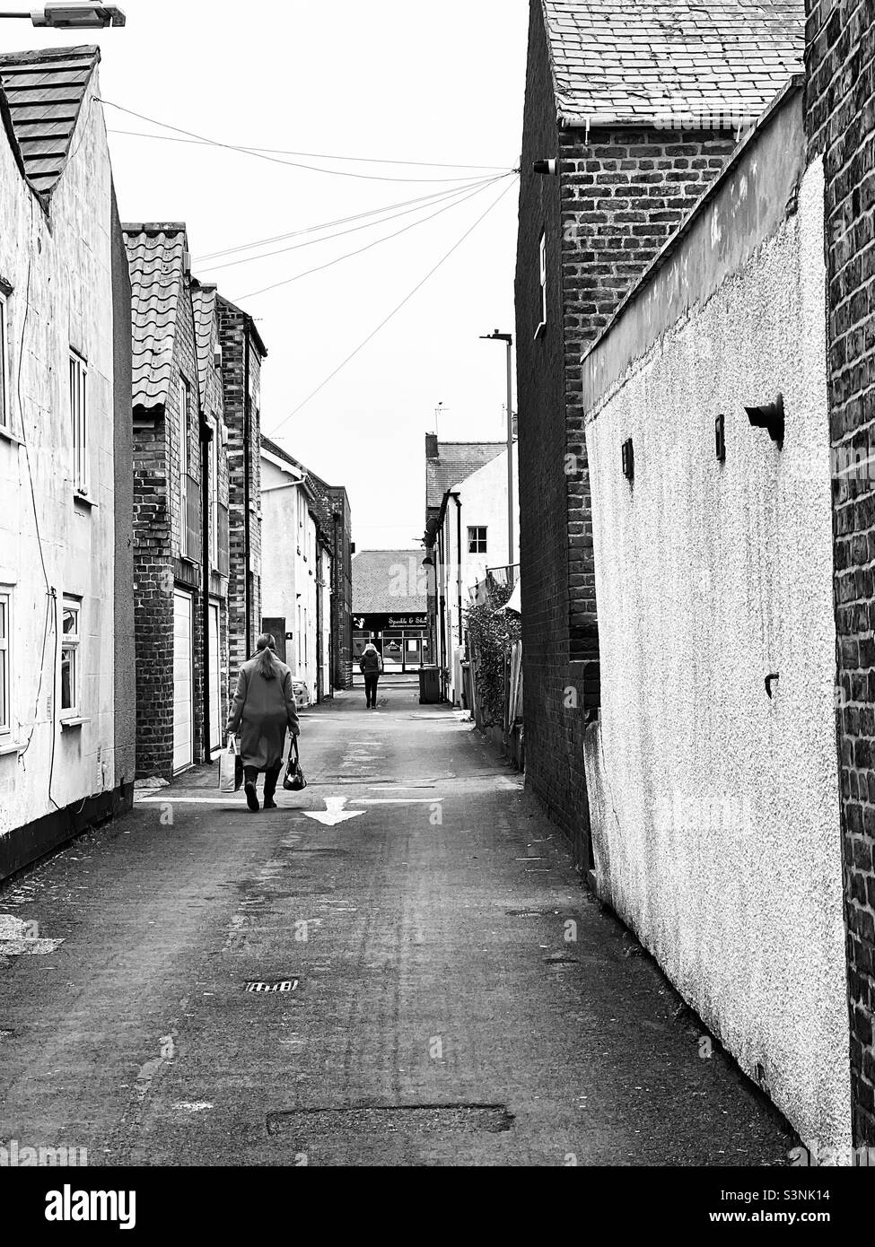 A back alley in black and white Stock Photo - Alamy