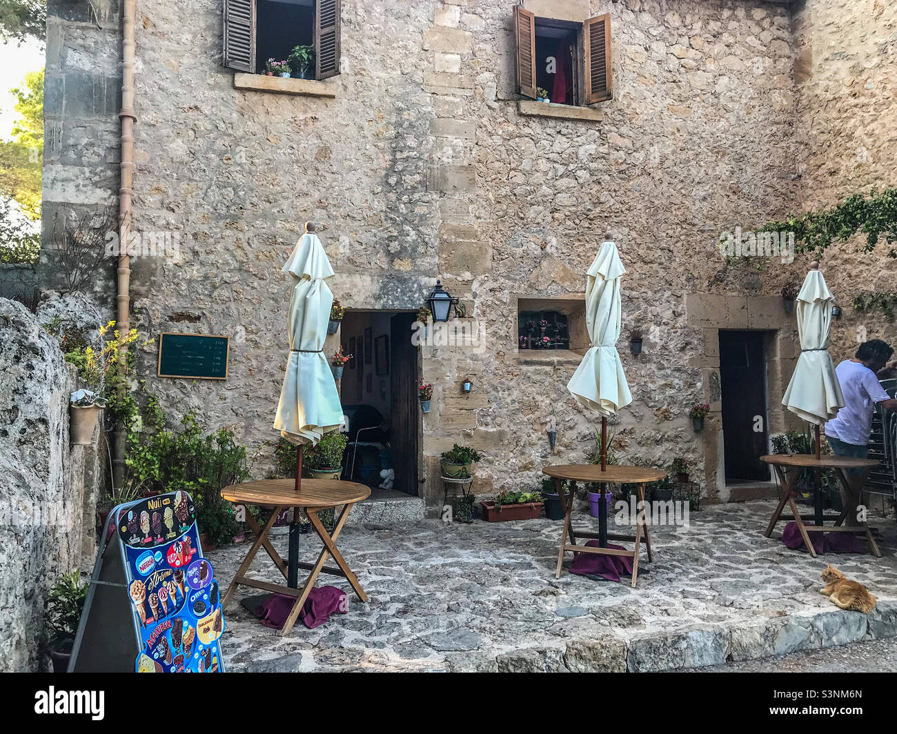 Quaint cafe hi-res stock photography and images - Alamy