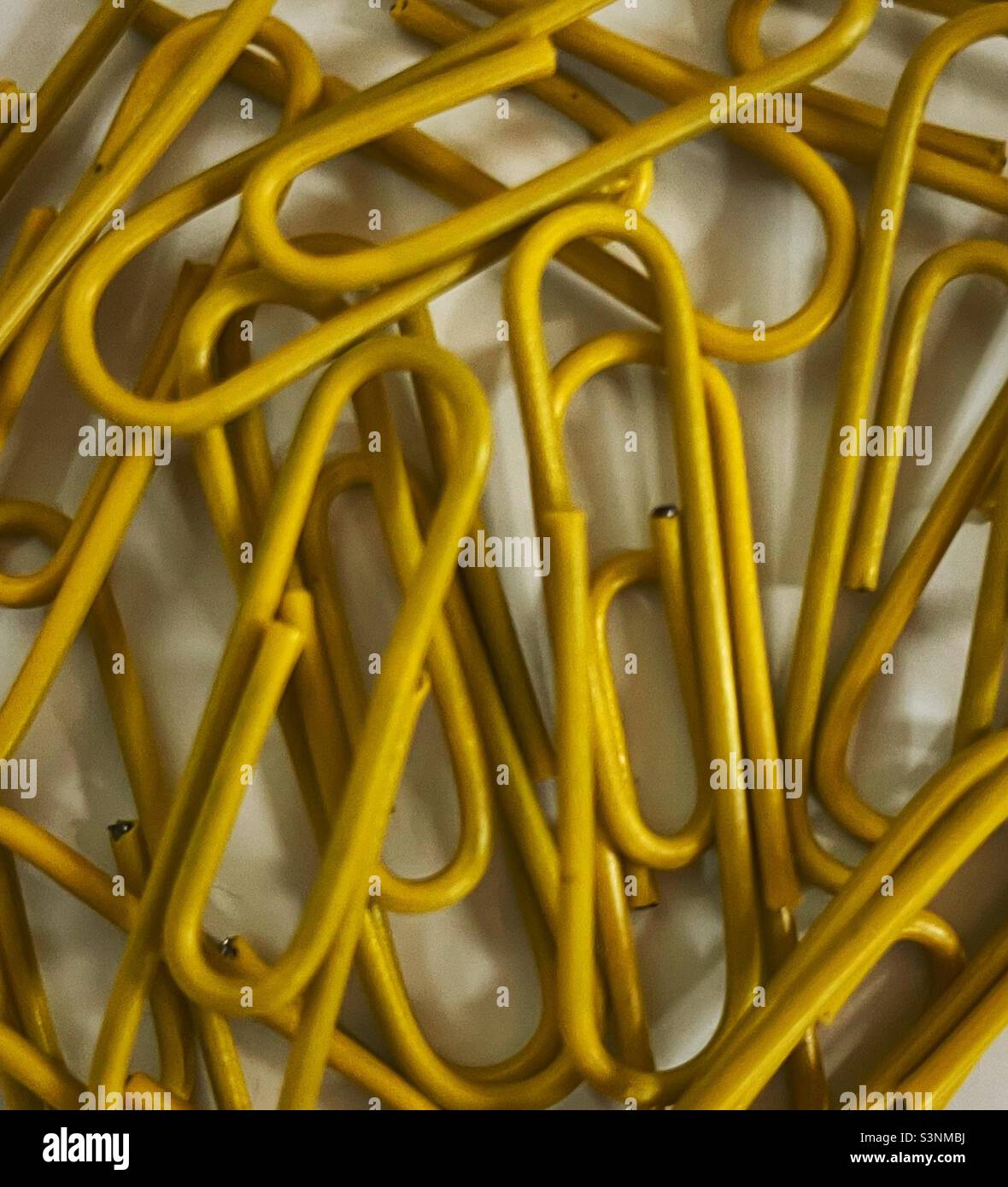 Chain of paper clips hi-res stock photography and images - Alamy
