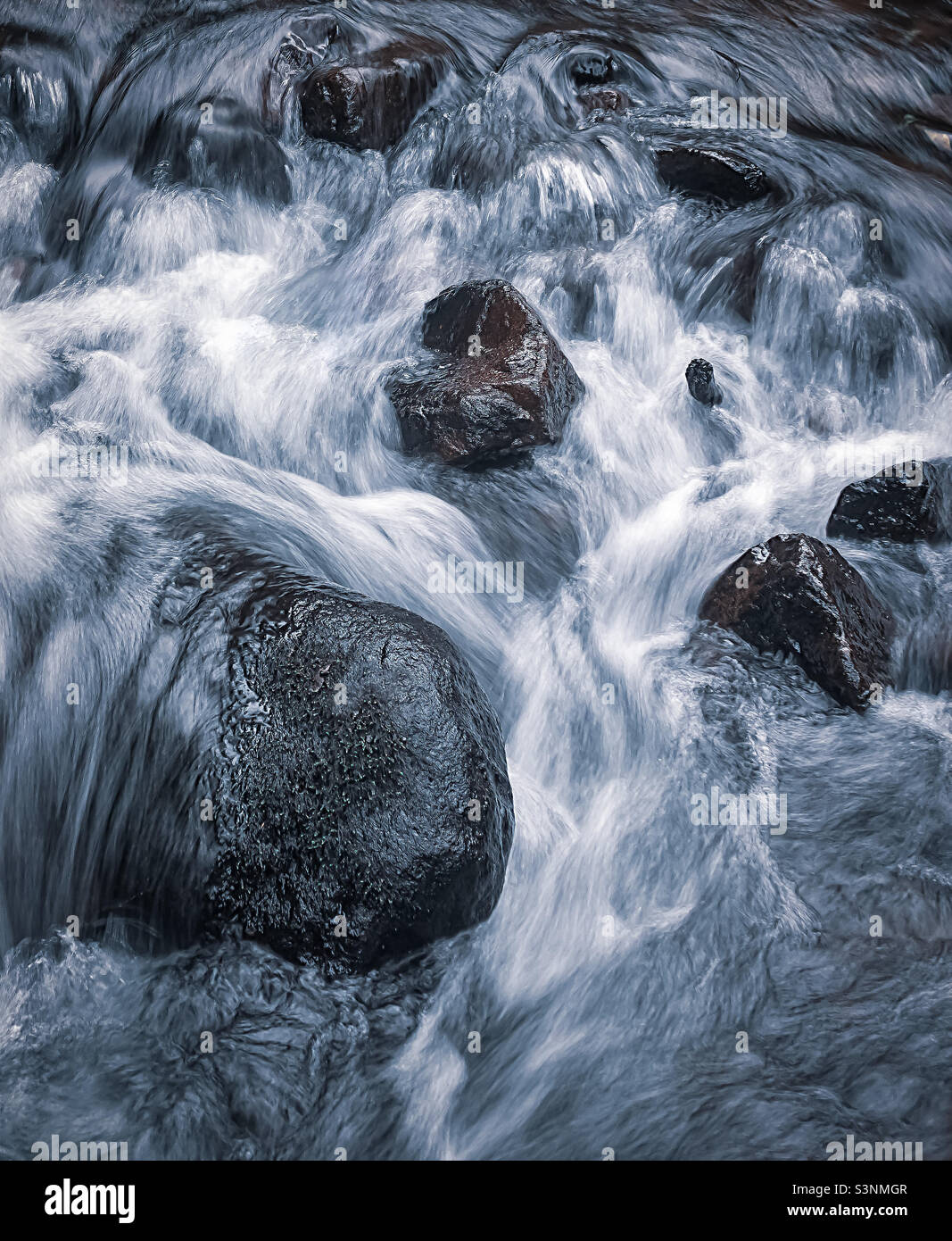 Flowing water contrast hi-res stock photography and images - Alamy
