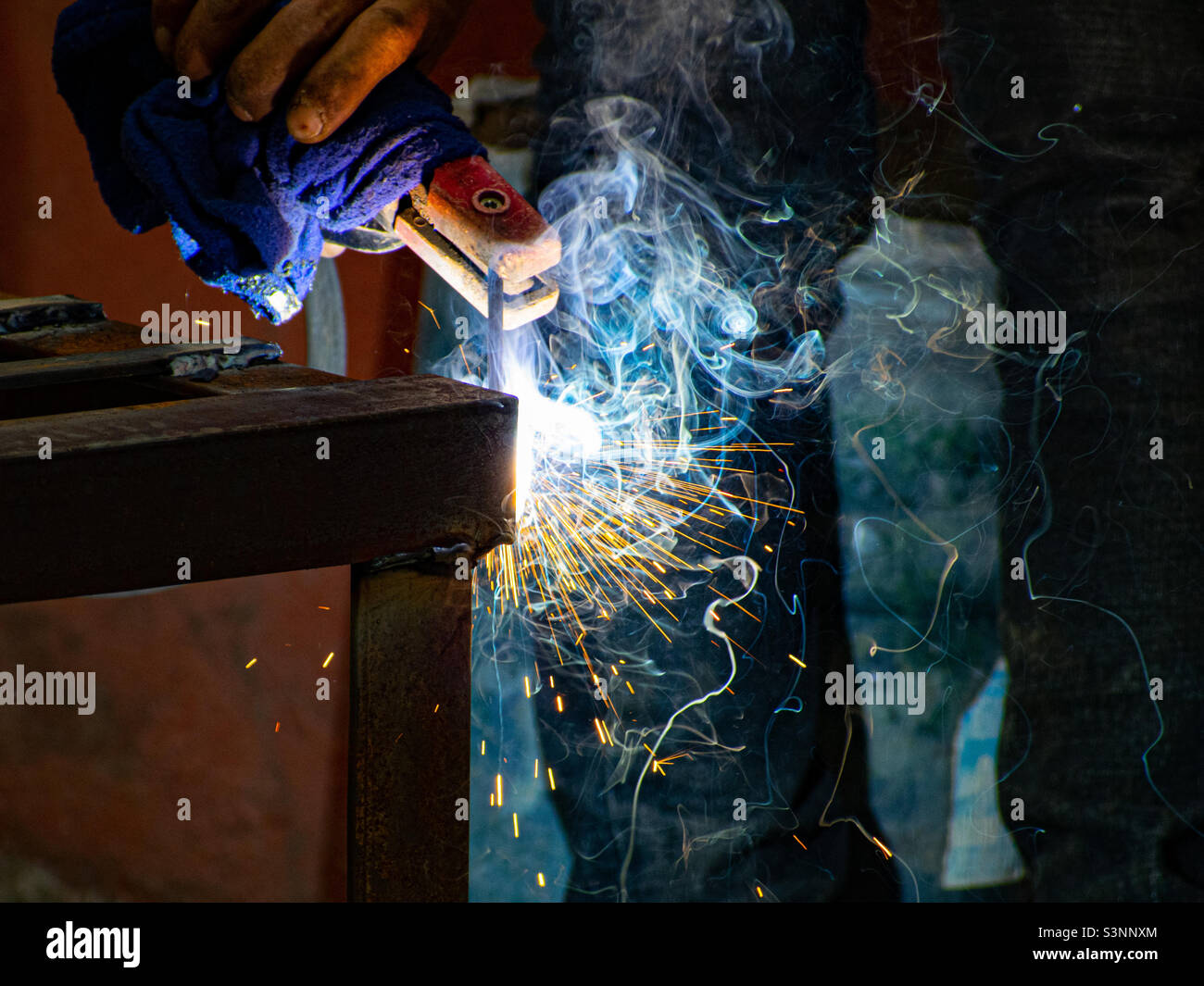 Welding sparkle hi-res stock photography and images - Alamy