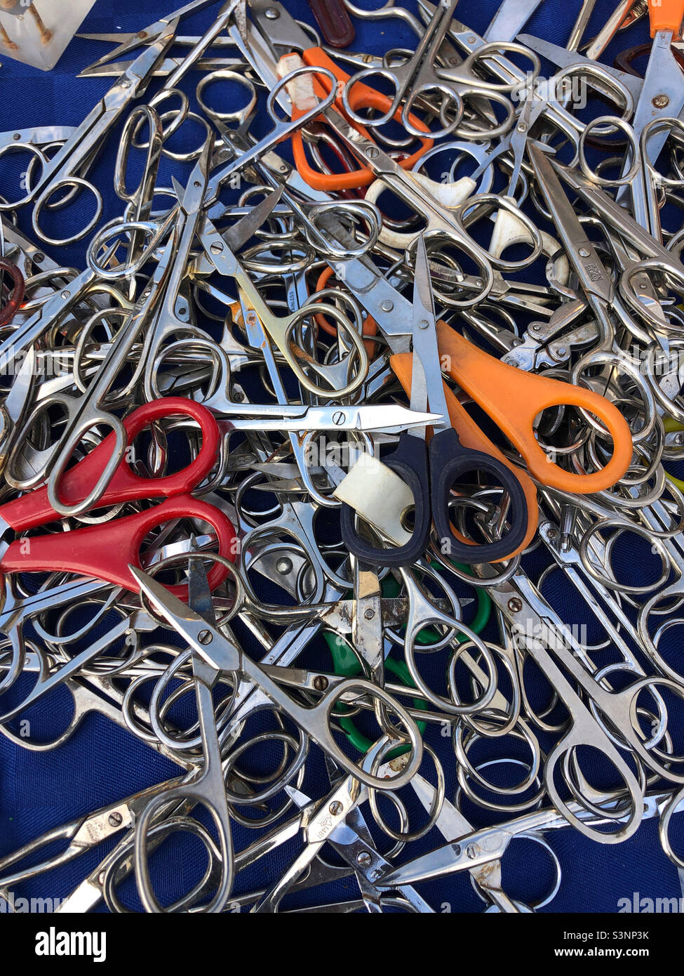Scissors on a market stall Stock Photo - Alamy