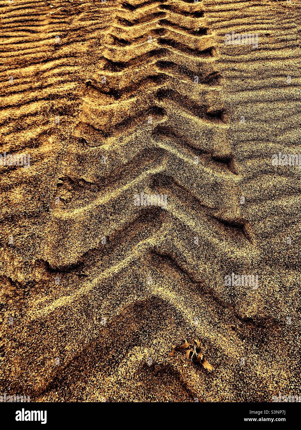 Caterpillar tracks pattern hi-res stock photography and images - Alamy