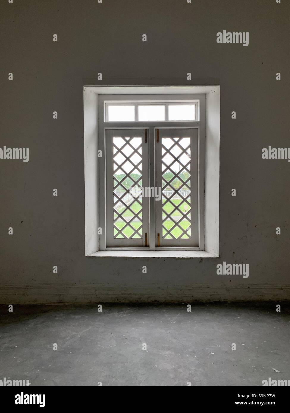 Empty building hi-res stock photography and images - Alamy