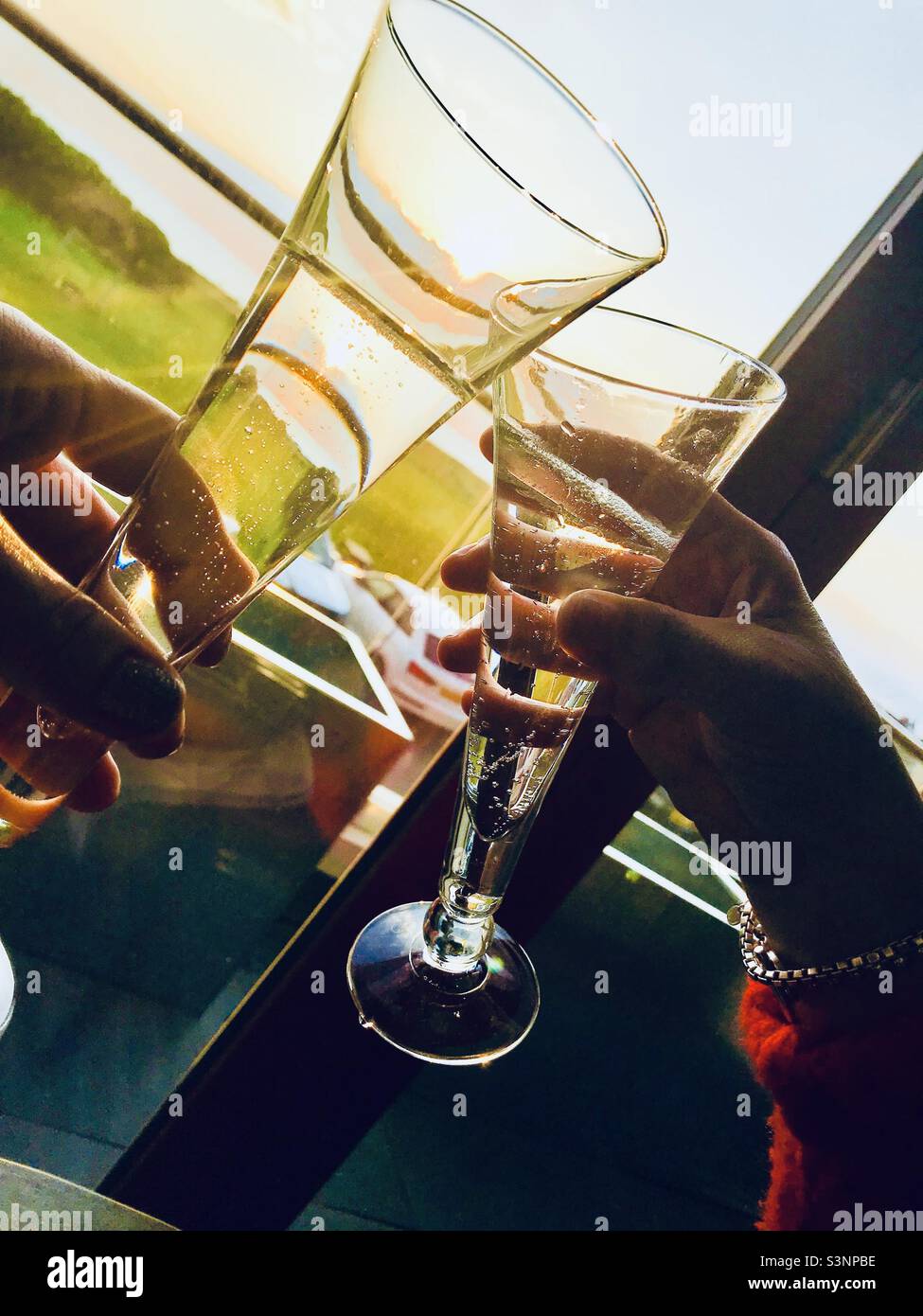 Clinking champagne glasses hi-res stock photography and images - Alamy