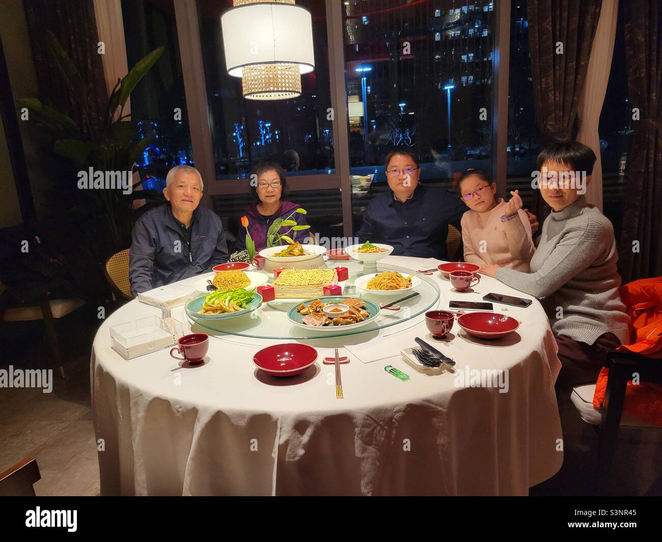 Chinese restaurant family hi-res stock photography and images - Alamy