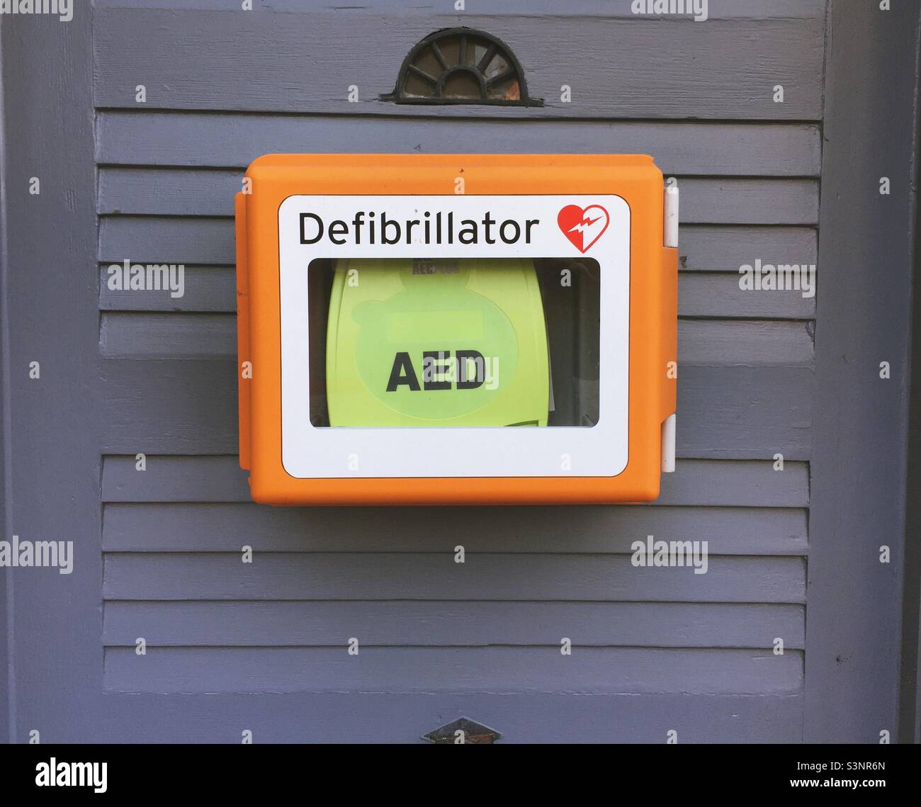 Box with a defibrillator hanging at a wooden wall Stock Photo - Alamy