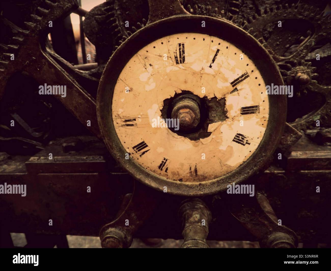 Antique broken clock hi-res stock photography and images - Alamy