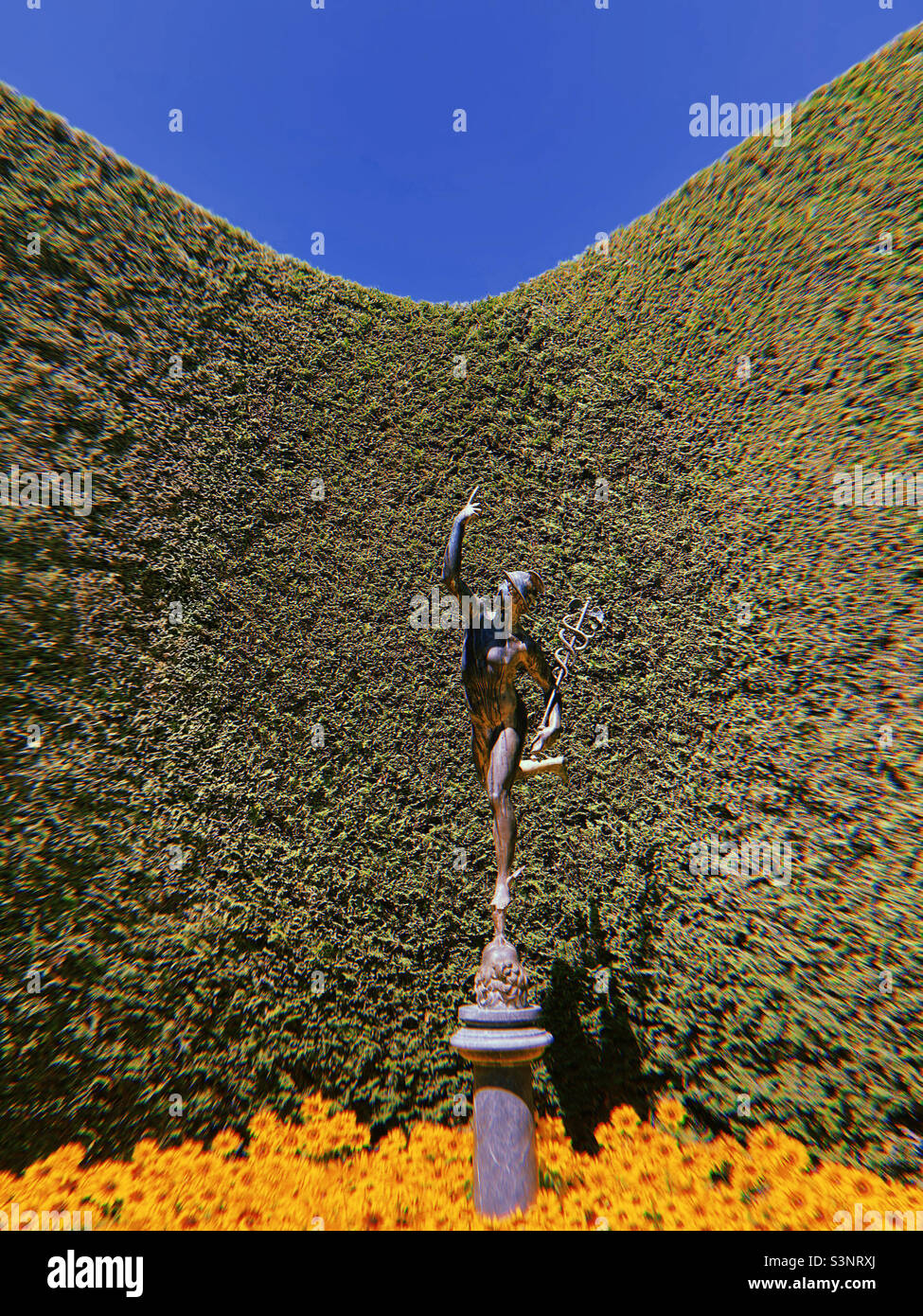 Butchart gardens statue hi-res stock photography and images - Alamy