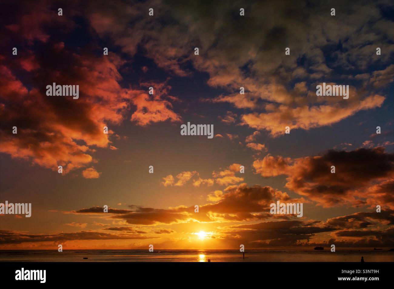 Beautiful sunset background in Ala Moana Beach Park in Honolulu city ...
