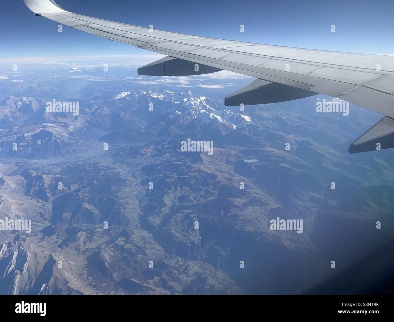 Plane snow mountains hi-res stock photography and images - Alamy