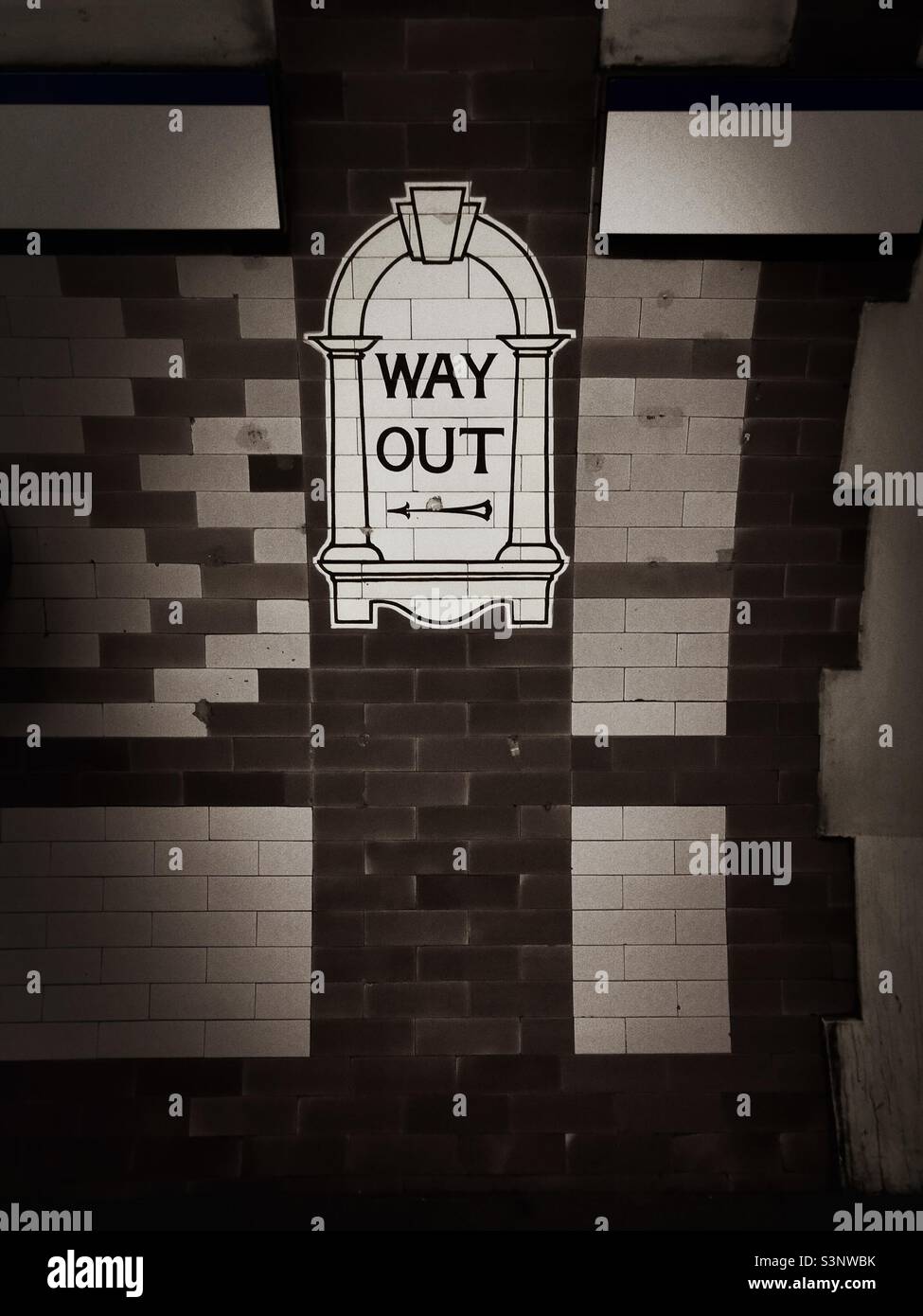 London tiles sign hi-res stock photography and images - Alamy